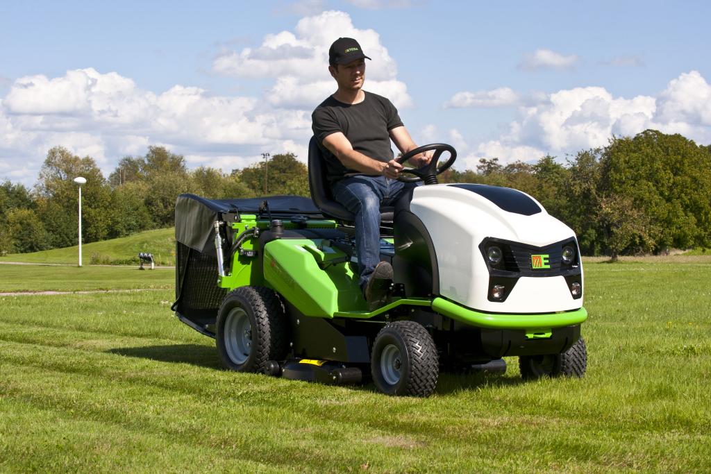 Hydro 100 III : Tracteur tondeuse autoportée Etesia