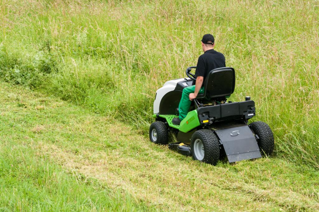 Hydro 100 III : Tracteur tondeuse autoportée Etesia