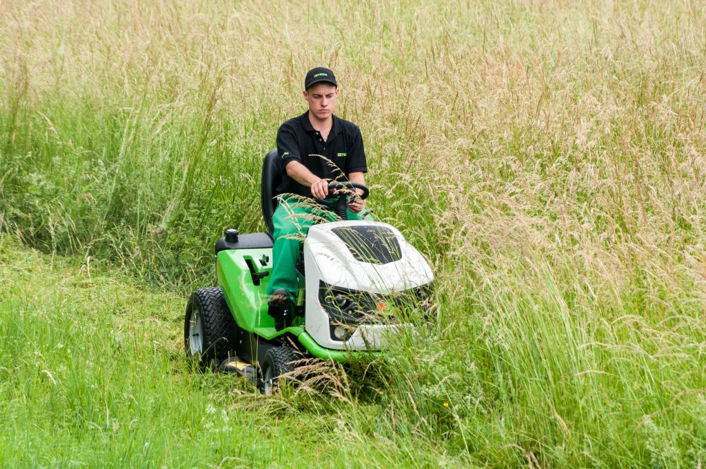 Hydro 100 III : Tracteur tondeuse autoportée Etesia